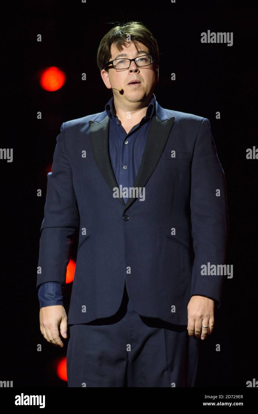 Michael mcintyre on stage hi-res stock photography and images - Alamy