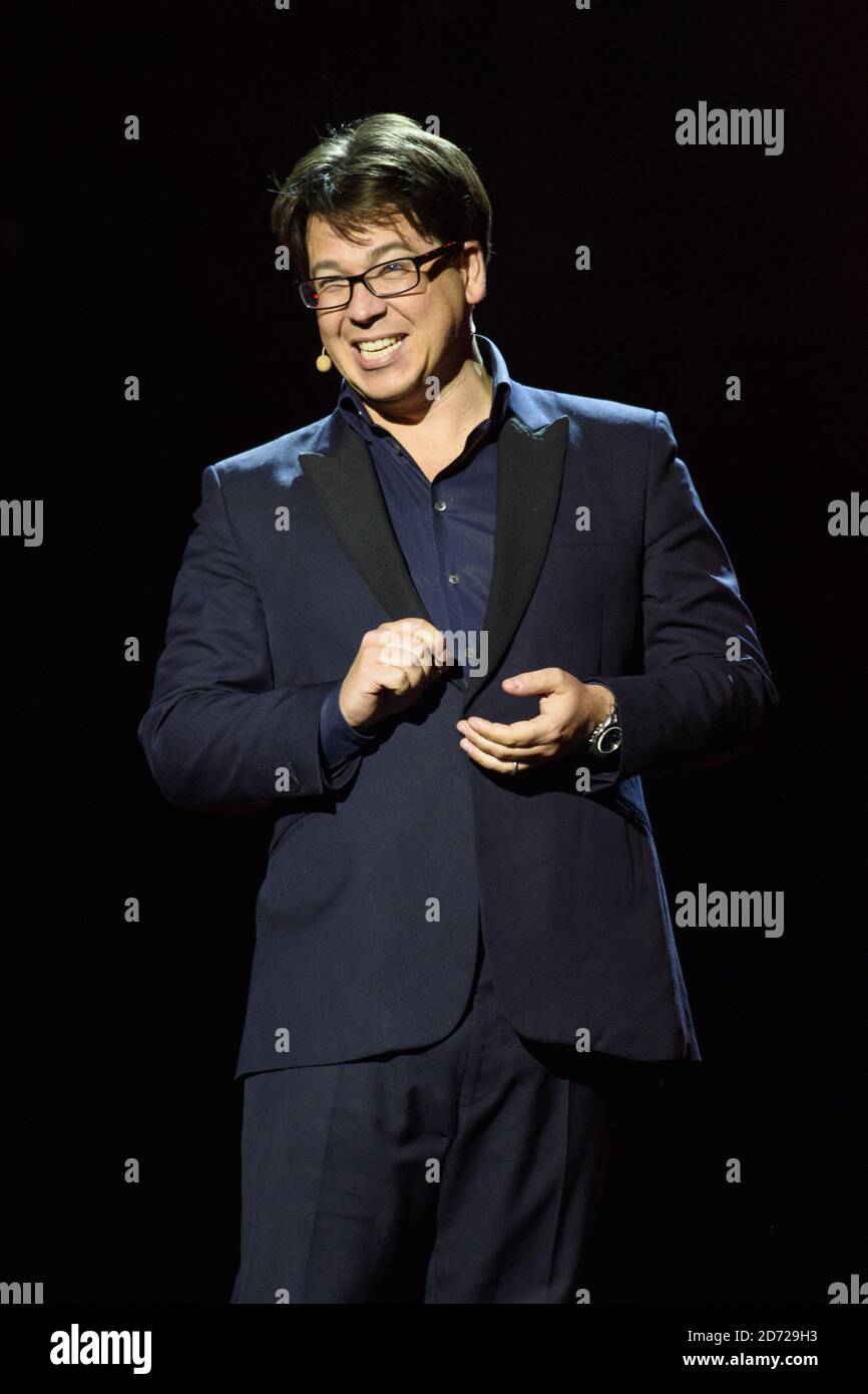 Michael mcintyre on stage hi-res stock photography and images - Alamy