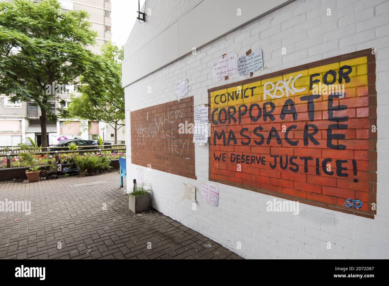 London graffiti tower block hi-res stock photography and images - Alamy