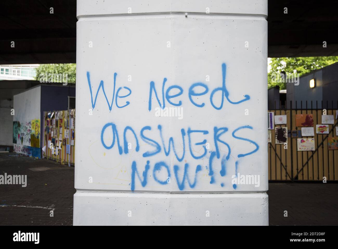 London graffiti tower block hi-res stock photography and images - Alamy