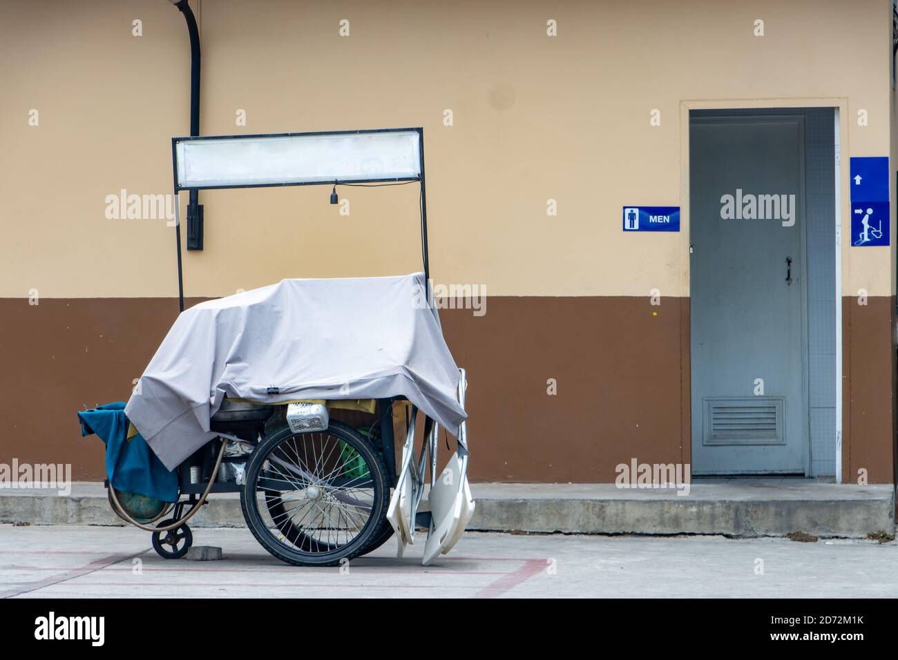 Male food vendor stands hi-res stock photography and images - Alamy