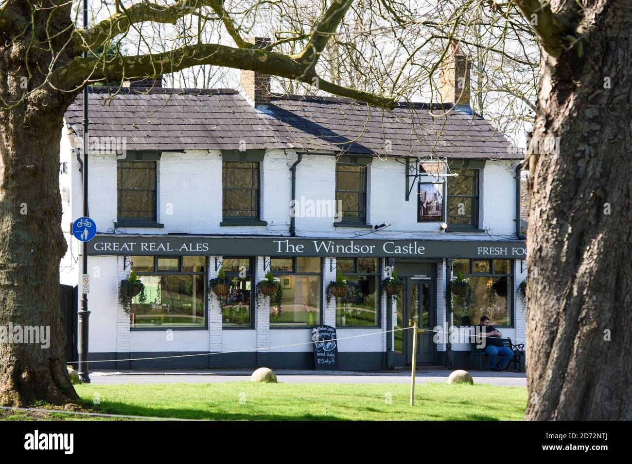 Windsor castle pub hi-res stock photography and images - Alamy