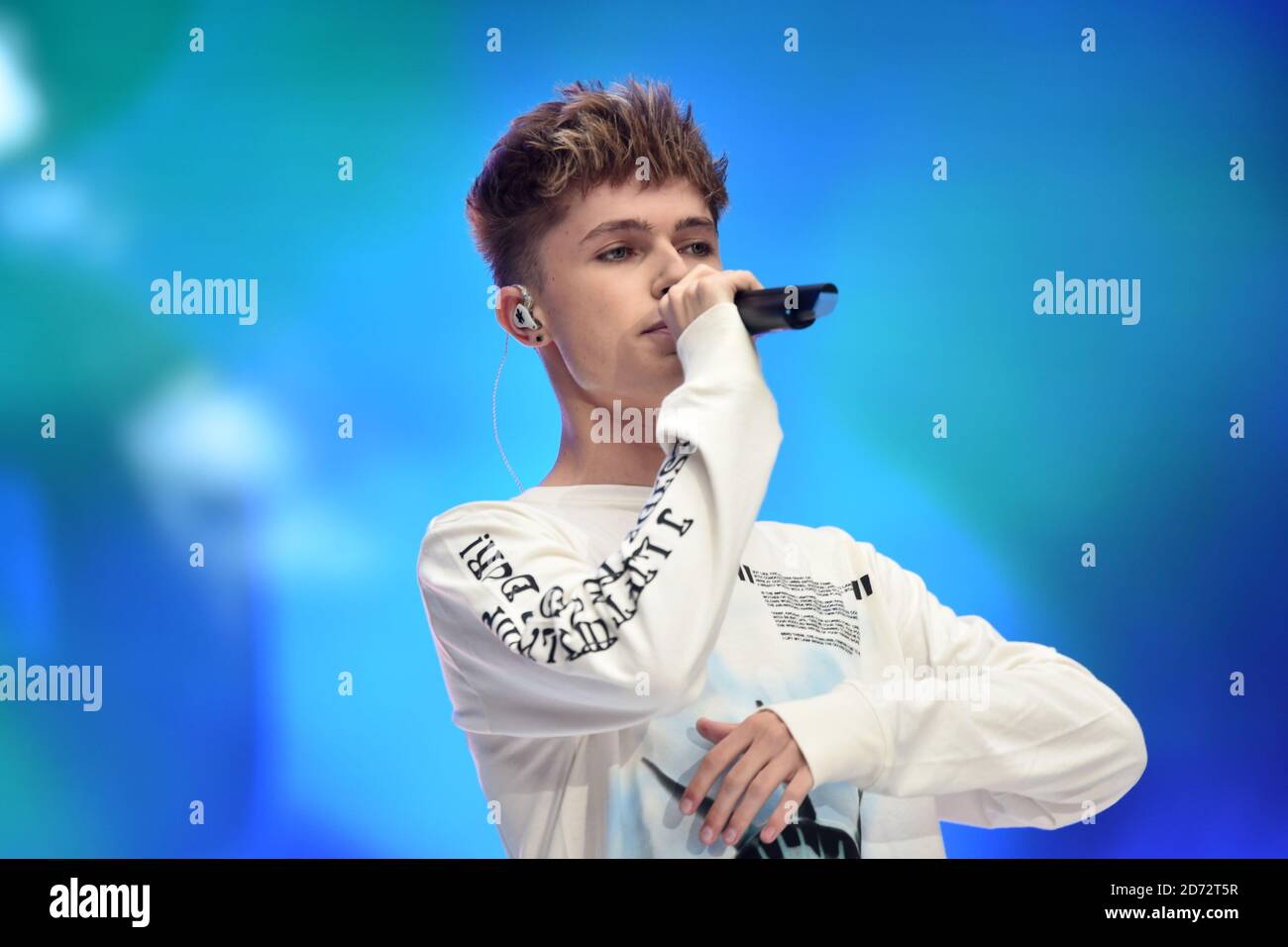 Hrvy performs on stage hi-res stock photography and images - Alamy