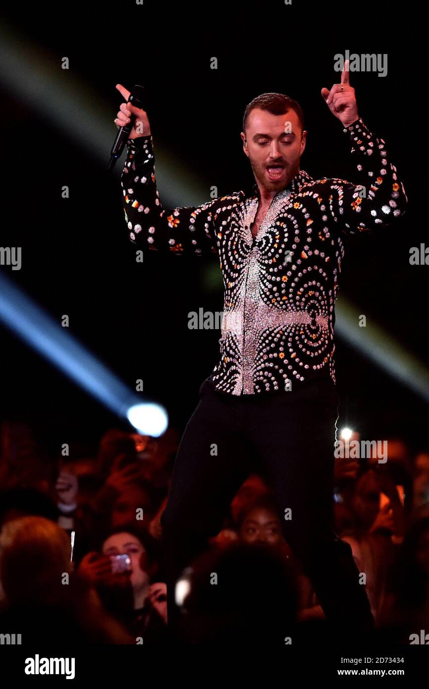 Sam smith on stage hi-res stock photography and images - Alamy