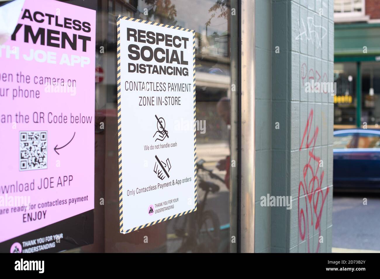 Curb signs hi-res stock photography and images - Alamy