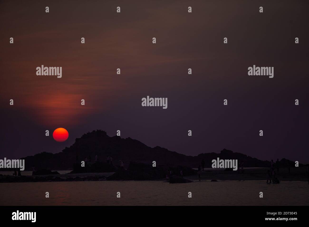 Tropical red sunset with horizon. Benaulim beach, South Goa, India ...