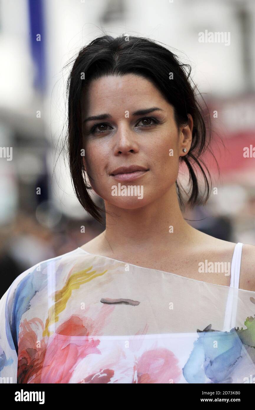 Neve Campbell arrives at the premiere of 'Inglourious Basterds', at the ...