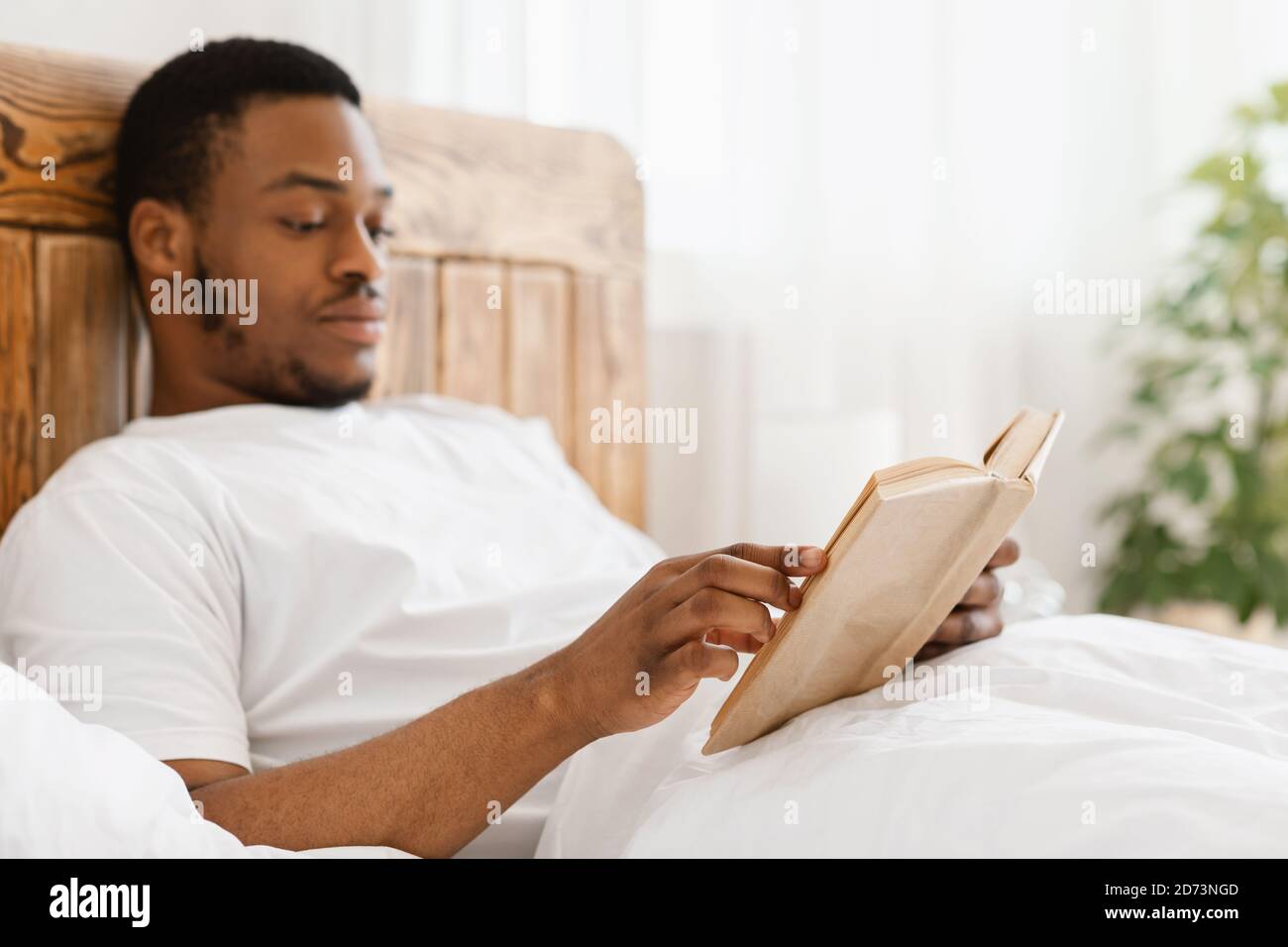 African american man reading hi-res stock photography and images - Alamy