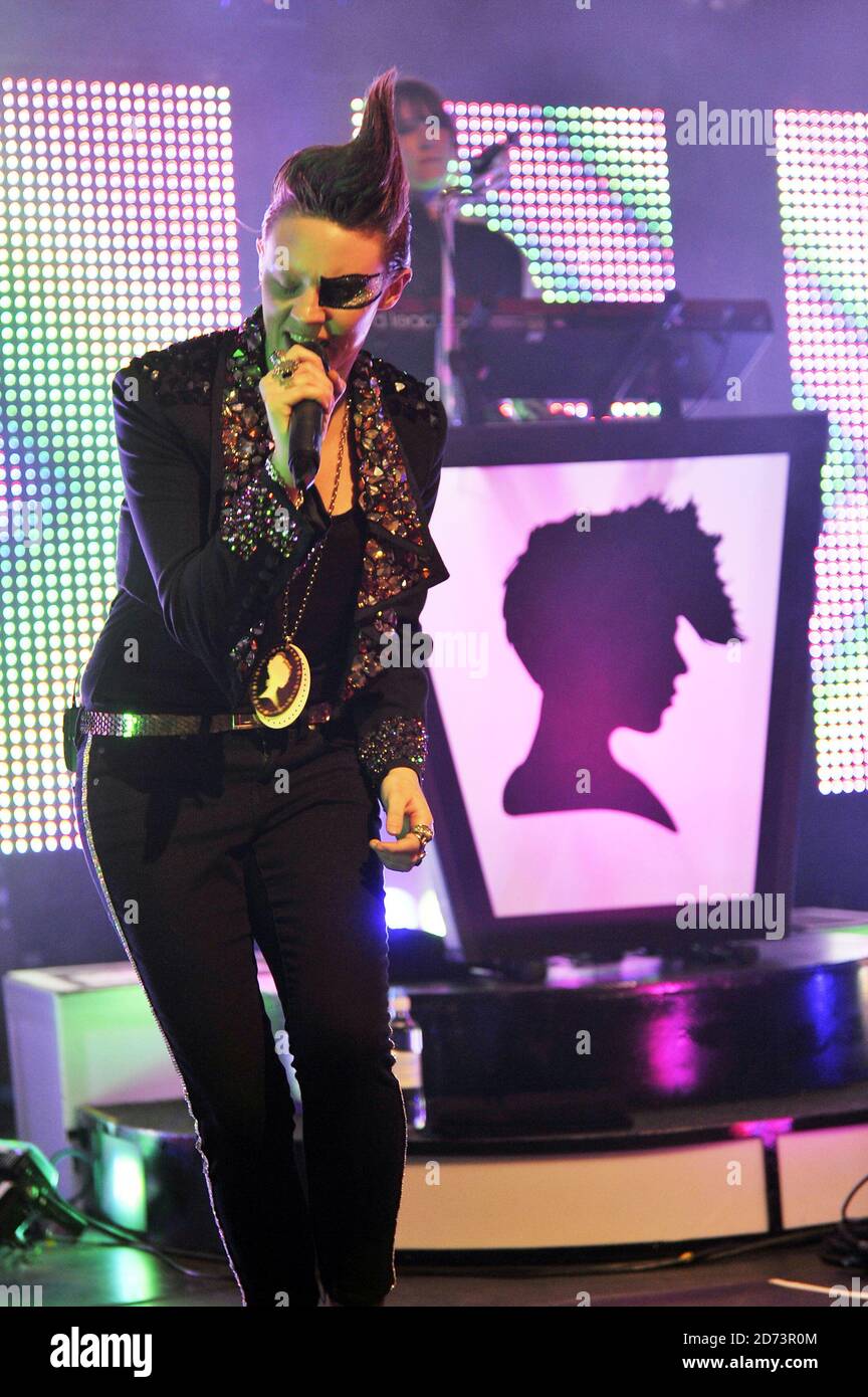 Elly Jackson of La Roux performs live at Shepherds Bush Empire in ...