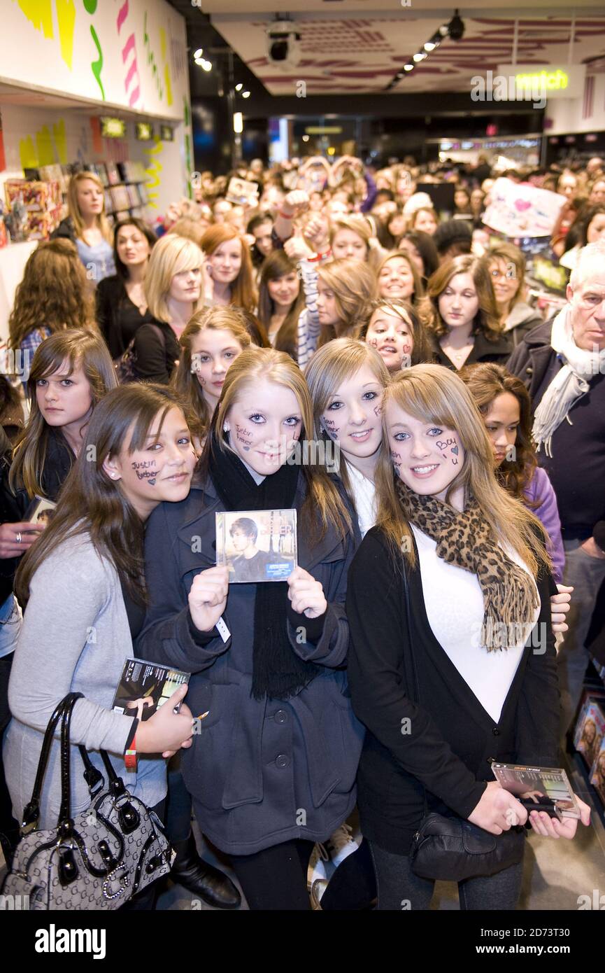 Fans queue up before a personal appearance by Justin Bieber at HMV in ...