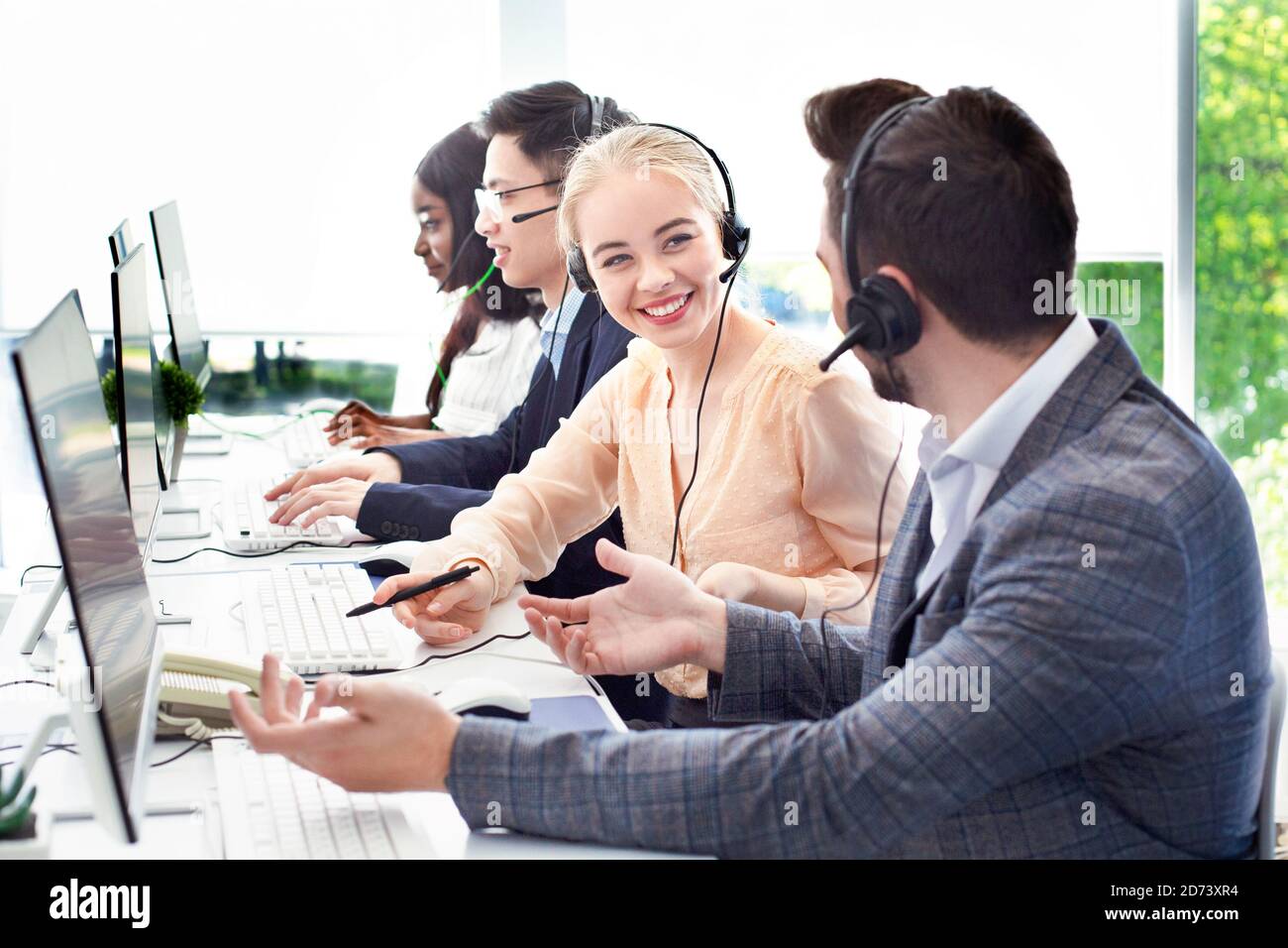 Computer it support workers hi-res stock photography and images - Alamy