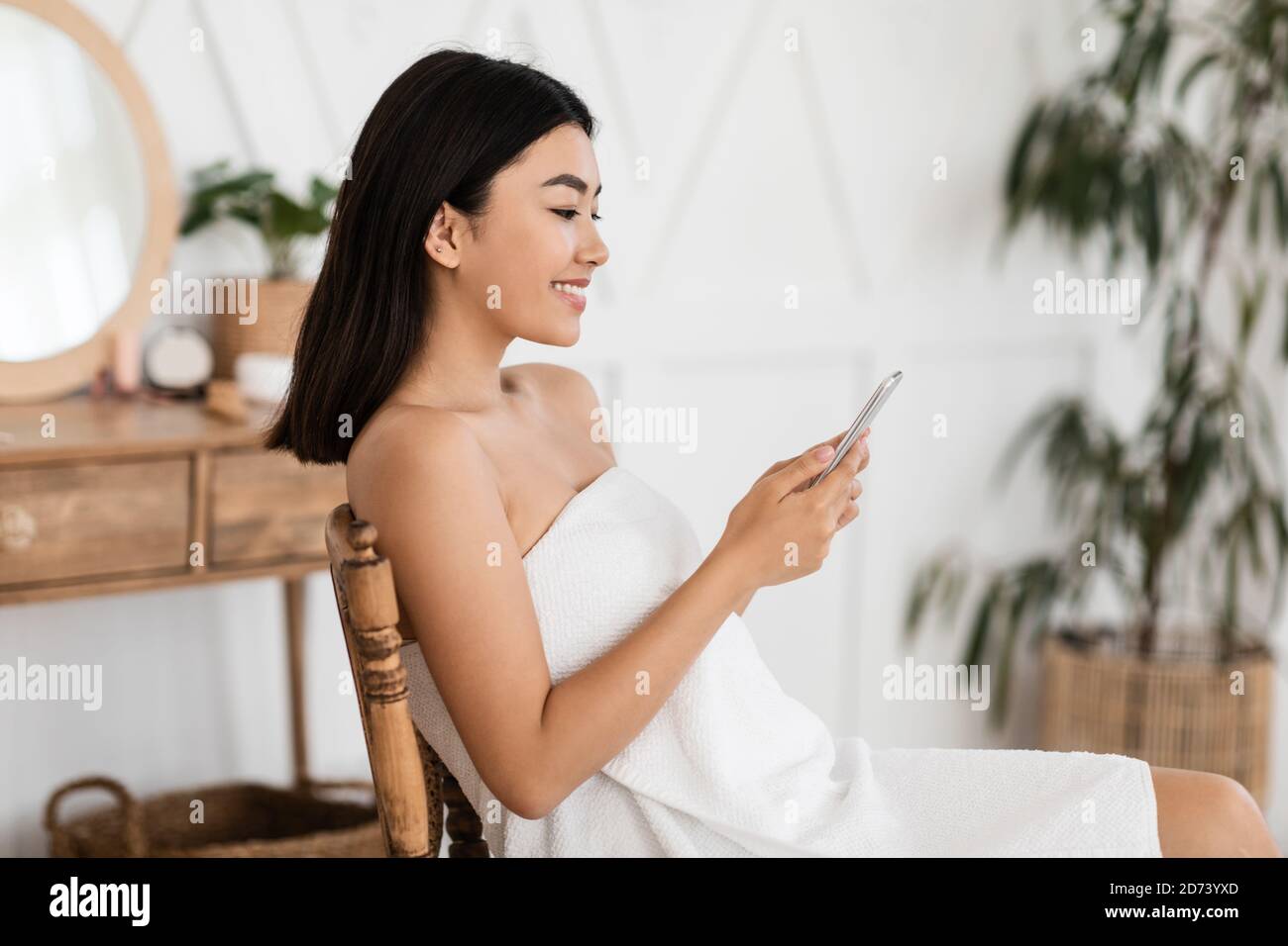 Beautiful lady using smartphone hi-res stock photography and images - Alamy