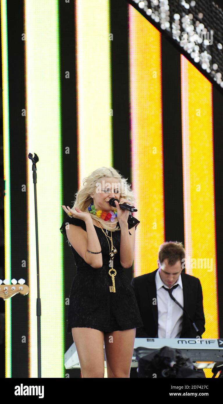 Pixie Lott performs at T4 On The Beach 2010, at Weston Super Mare in Somerset Stock Photo - Alamy
