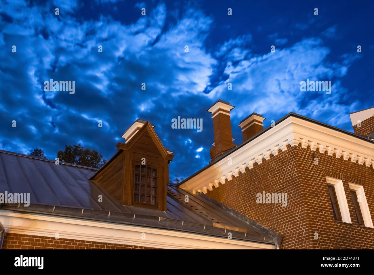Red brick roof hi-res stock photography and images - Alamy