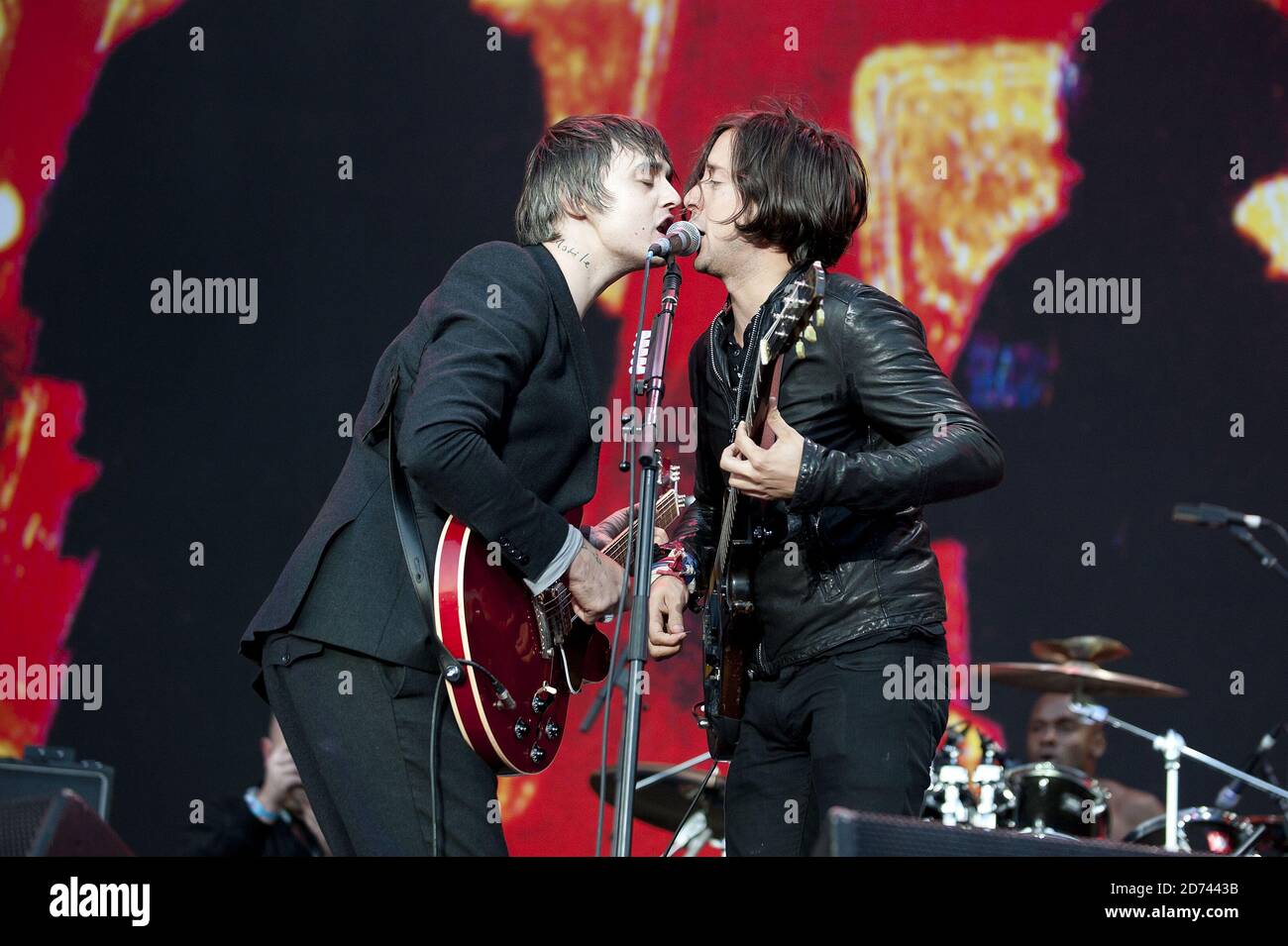 Carl Barat and Pete Doherty of The Libertines performing at the Leeds ...