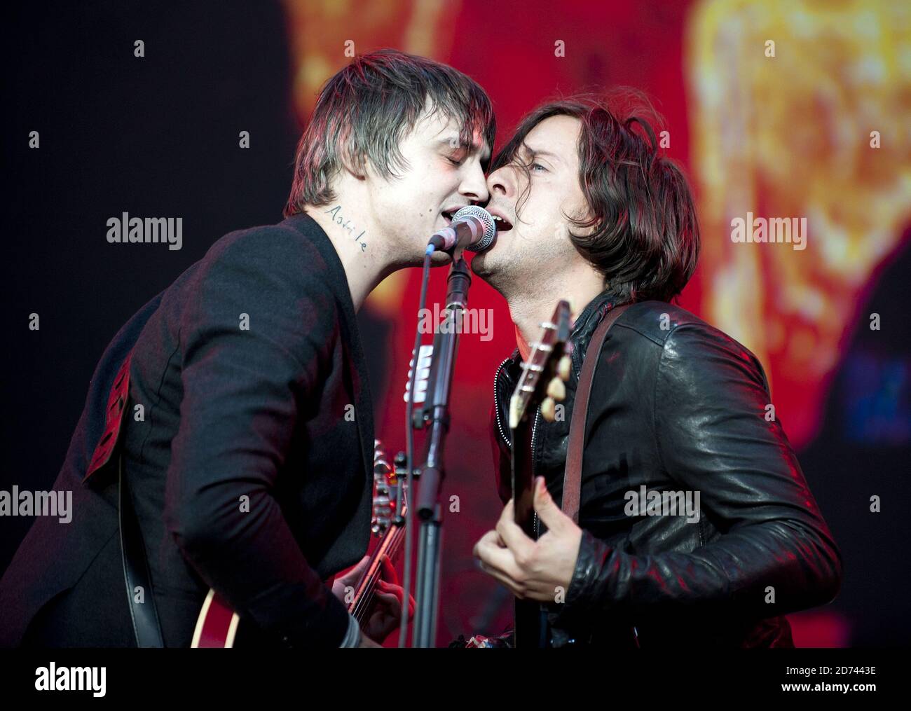 Pete Doherty And Carl Barat Kiss