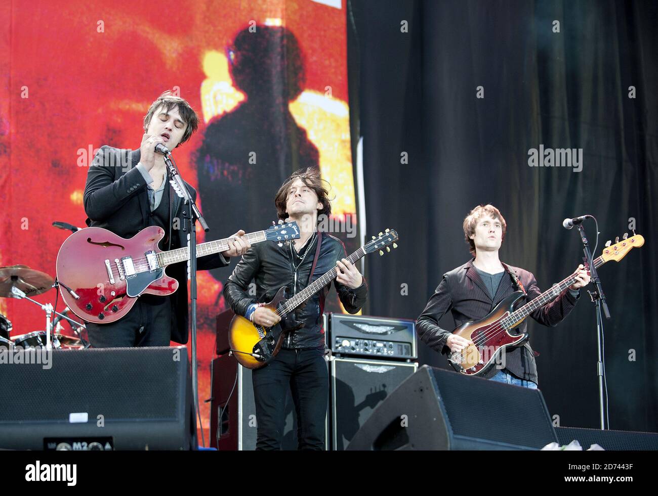 Carl Barat and Pete Doherty of The Libertines performing at the Leeds ...