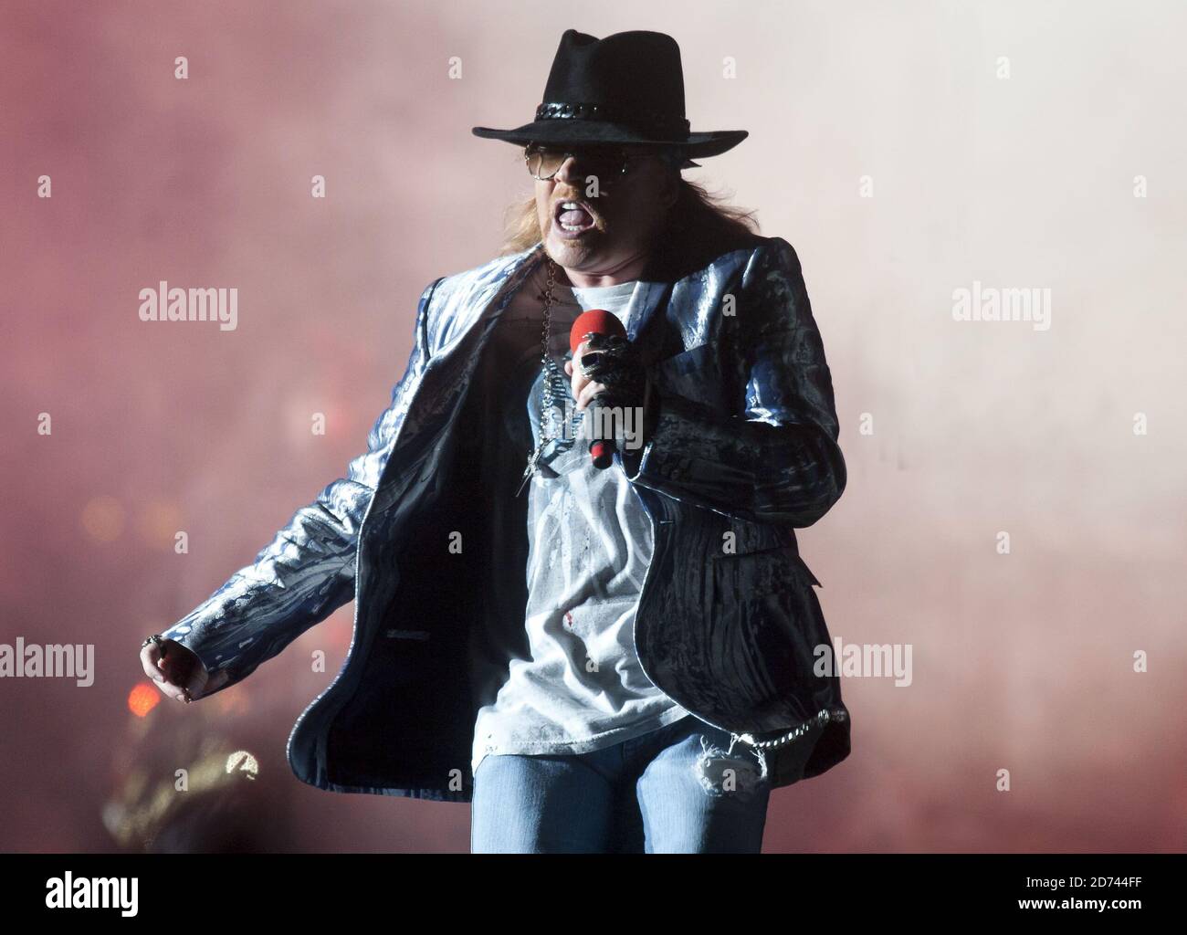 Axl rose guns roses performing hi-res stock photography and images - Alamy