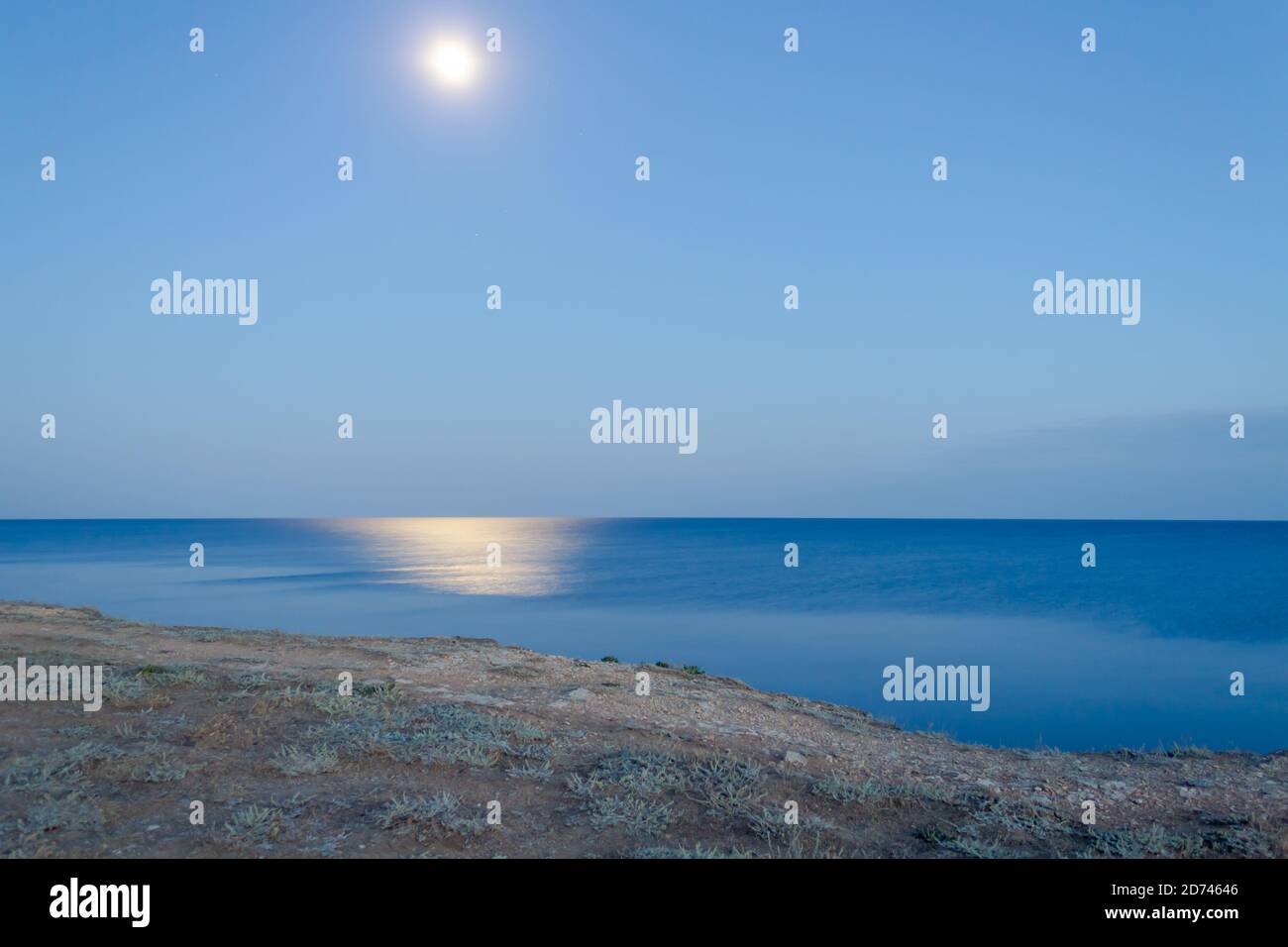 Full moon rise over ocean hi-res stock photography and images - Alamy