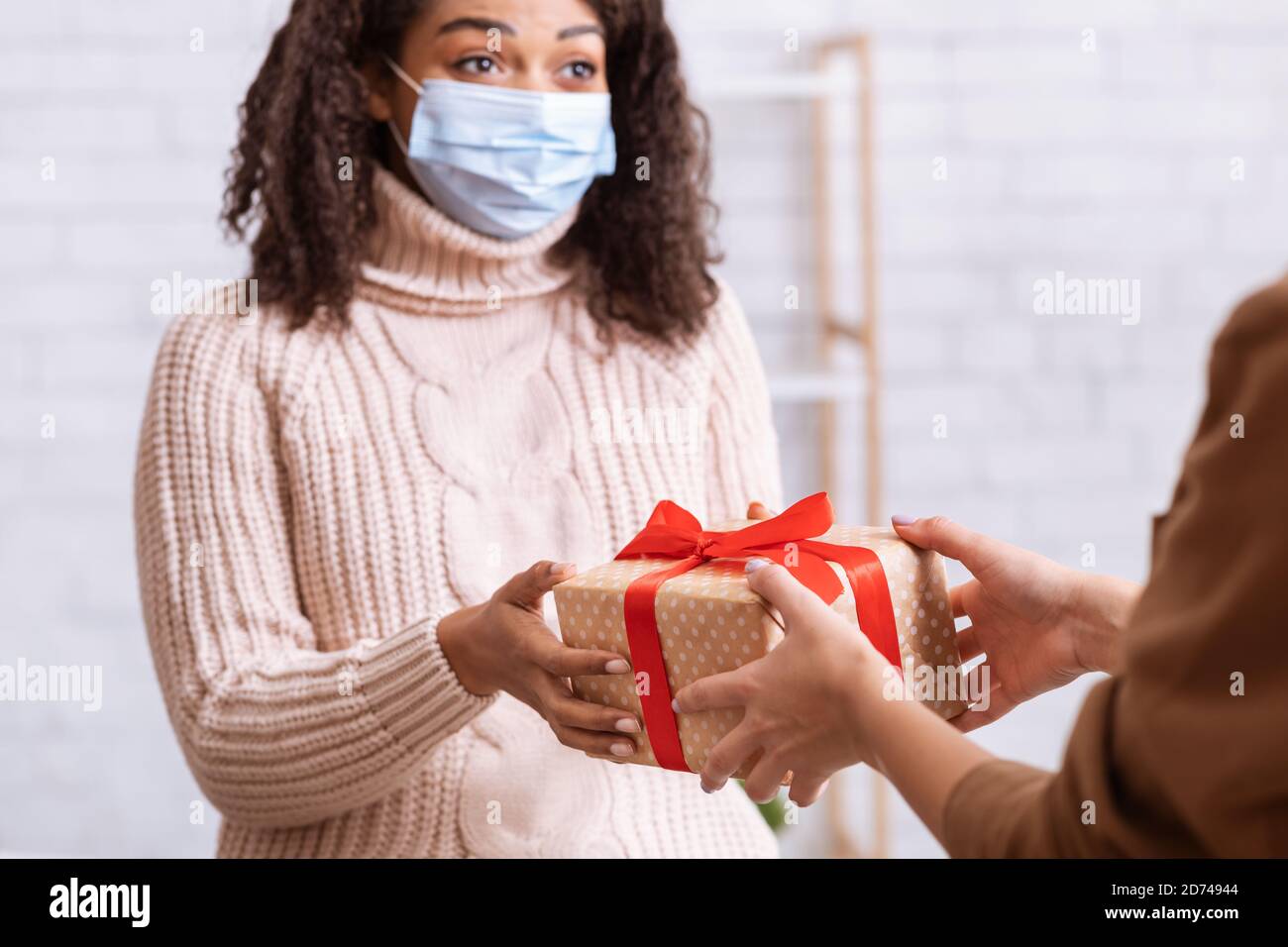 Hands receiving gift hi-res stock photography and images - Alamy