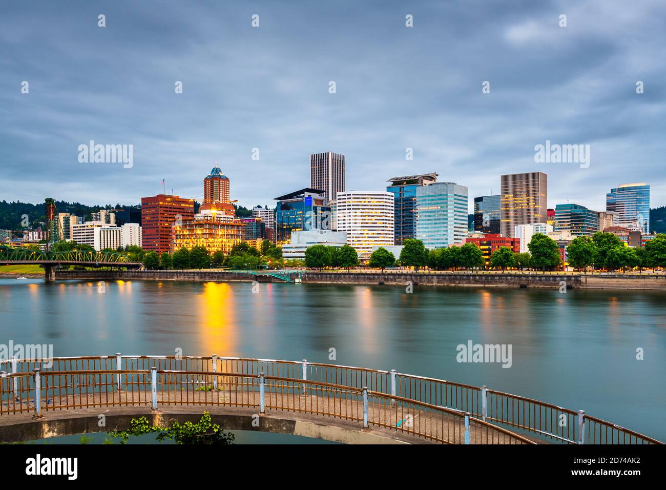 Portland, Oregon, USA skyline at dusk on the Willamette River Stock ...