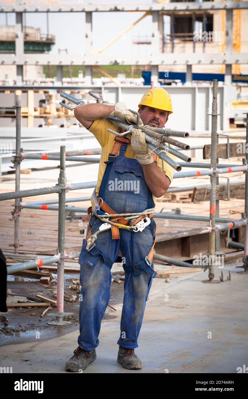 Carrying scaffold poles hi-res stock photography and images - Alamy