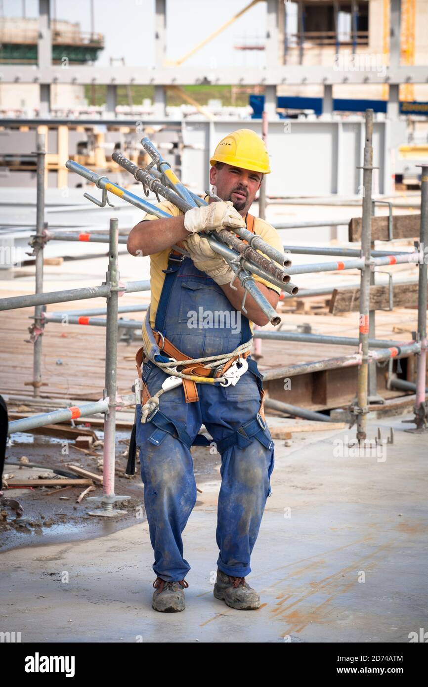 Carrying scaffold poles hi-res stock photography and images - Alamy