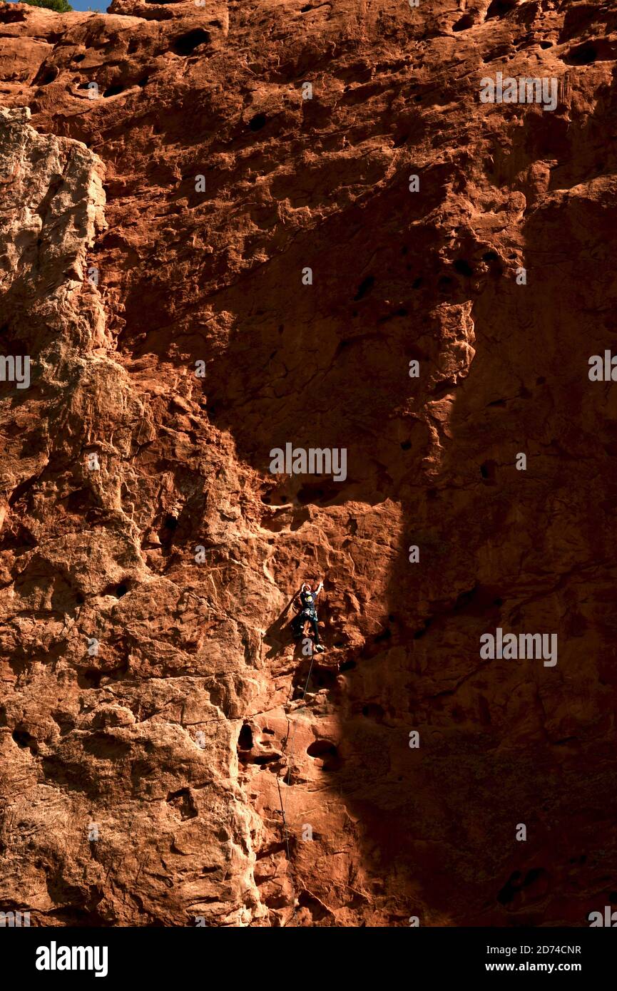 Woman rock climbing red rocks hi-res stock photography and images - Alamy