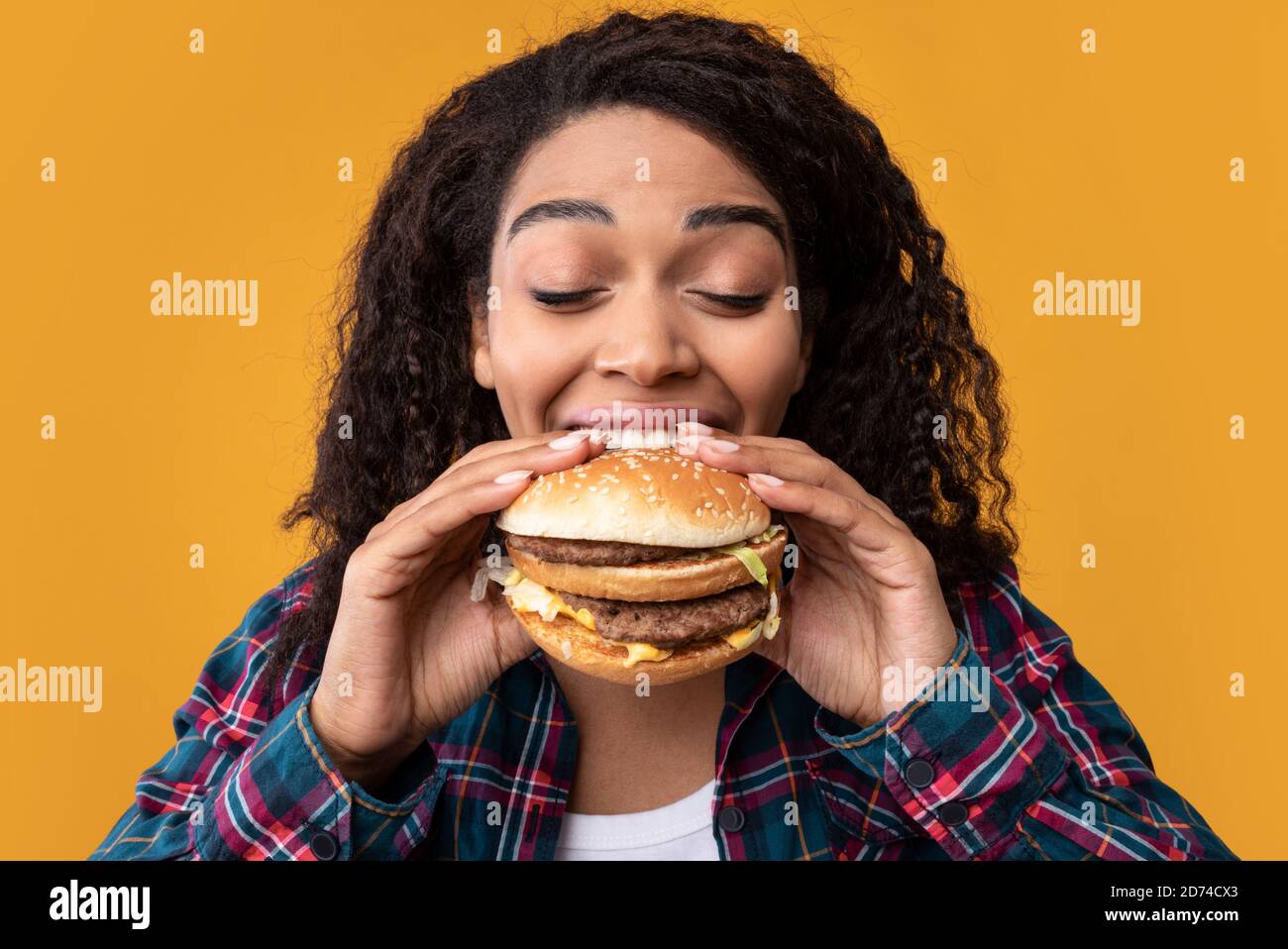 Closeup Of Funny Black Lady Eating Burger At Studio Stock Photo - Alamy