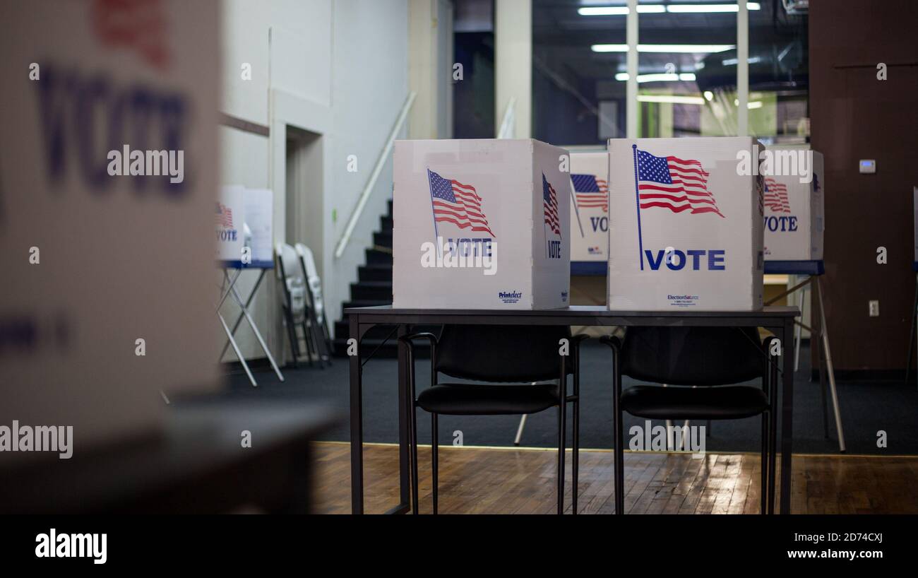 Texas voting booths hi-res stock photography and images - Alamy