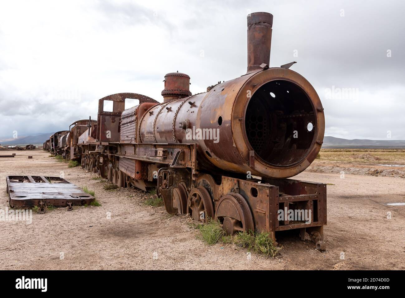 Old rusty locomotive abandoned in a train cemetery. Uyuni, Bolivia ...