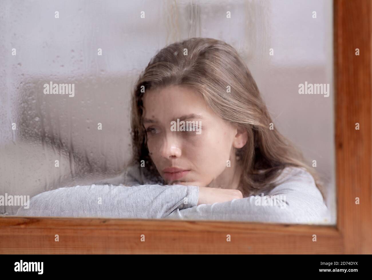 Lady looking out window hi-res stock photography and images - Alamy