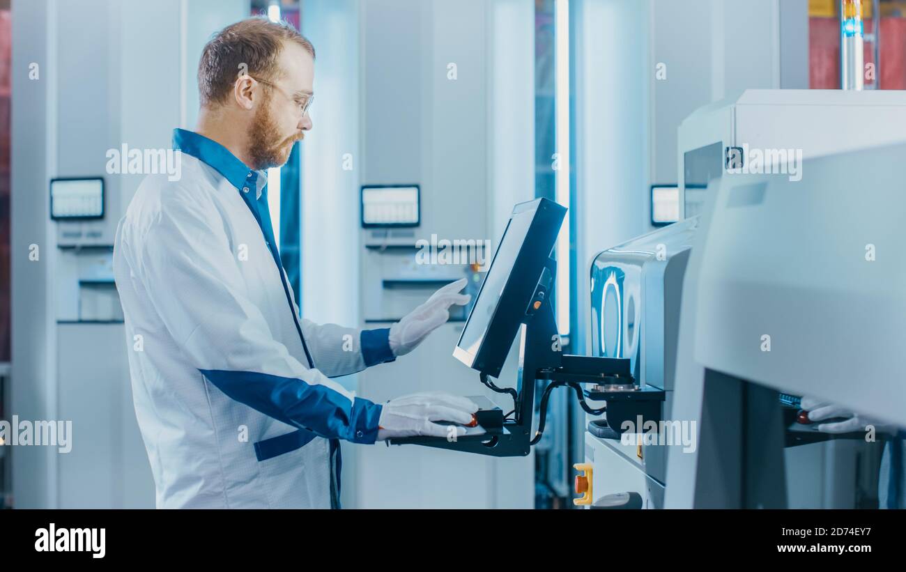 Tech workers computers hi-res stock photography and images - Alamy