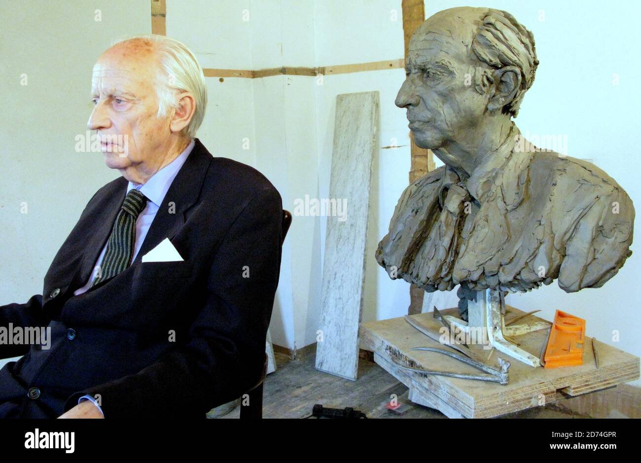 Rigby Graham MBE with Sculpture of himself Stock Photo - Alamy