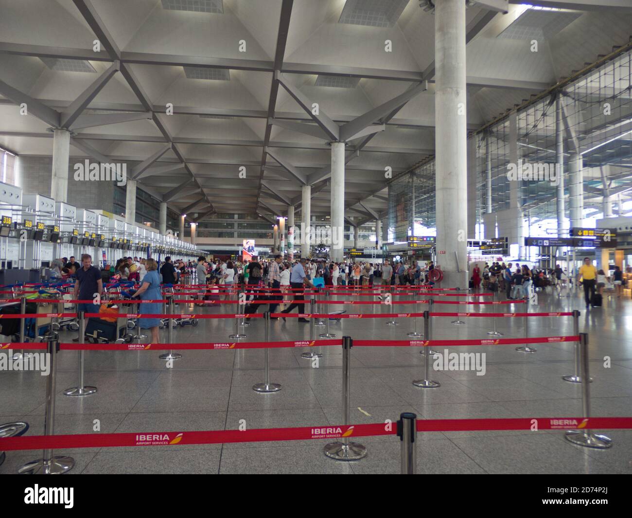 Terminal interior del aeropuerto hi-res stock photography and images ...