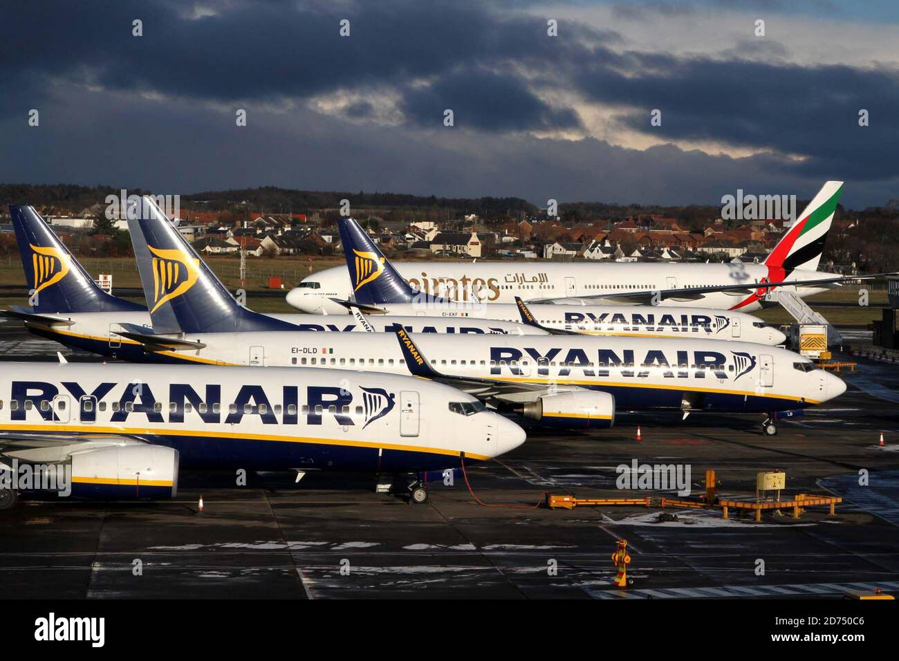 Edinburgh airport ryanair hi-res stock photography and images - Alamy