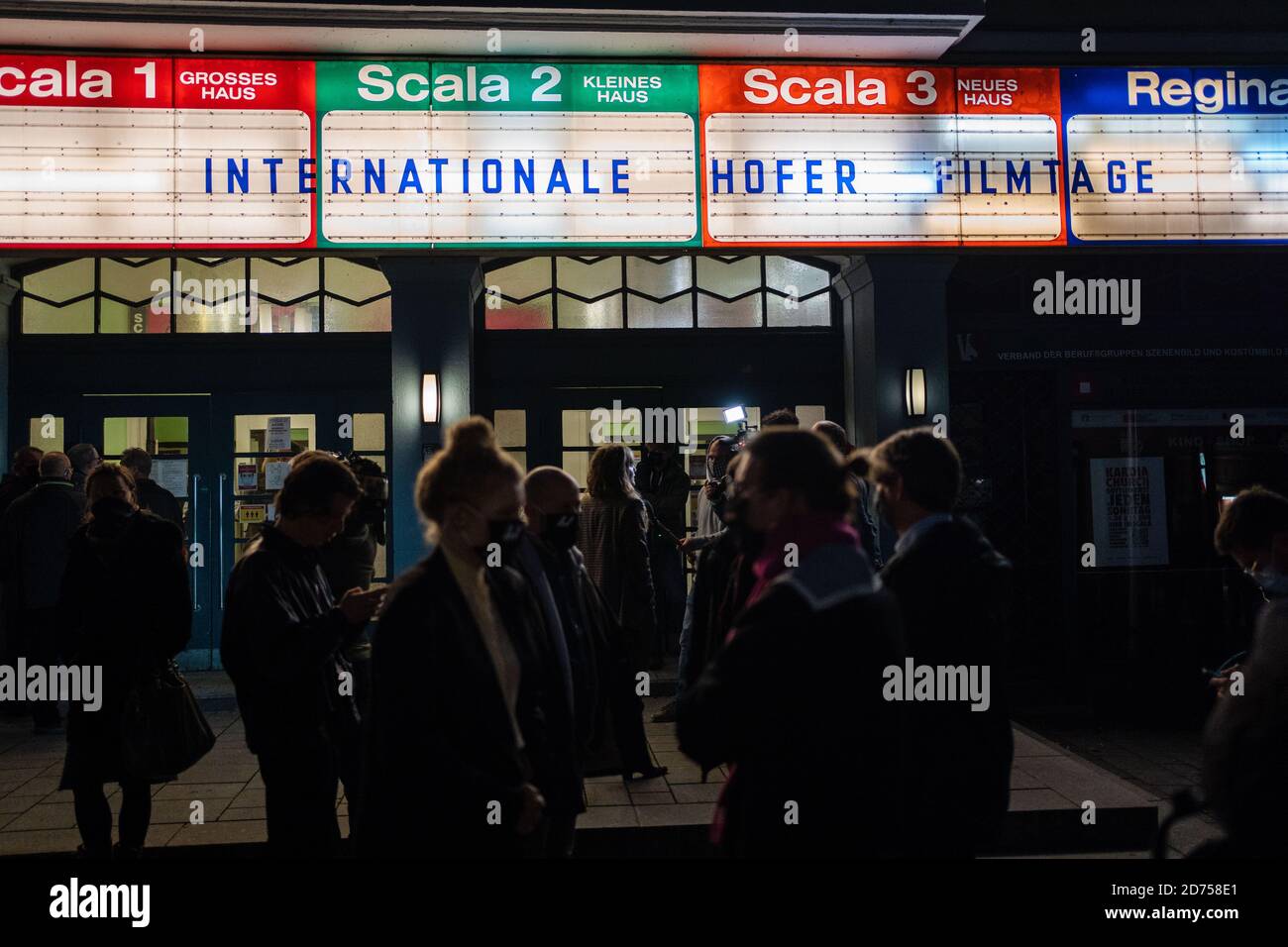Hof, Germany. 20th Oct, 2020. Guests are standing in front of the Scala ...