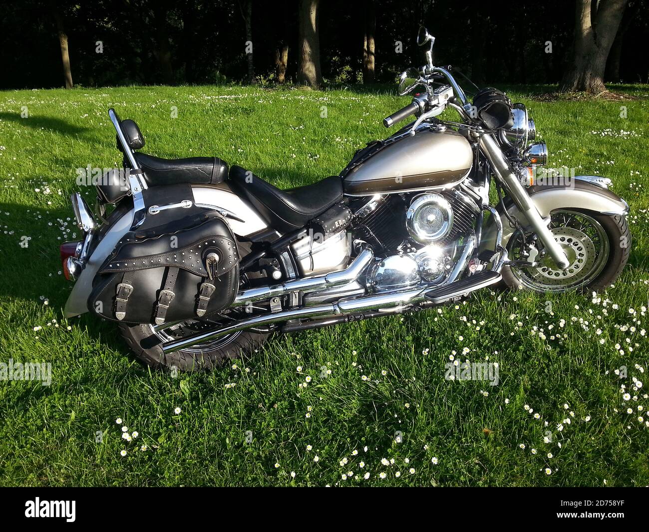 Low rider Motorbike tourer Yamaha XVS1100 Stock Photo - Alamy
