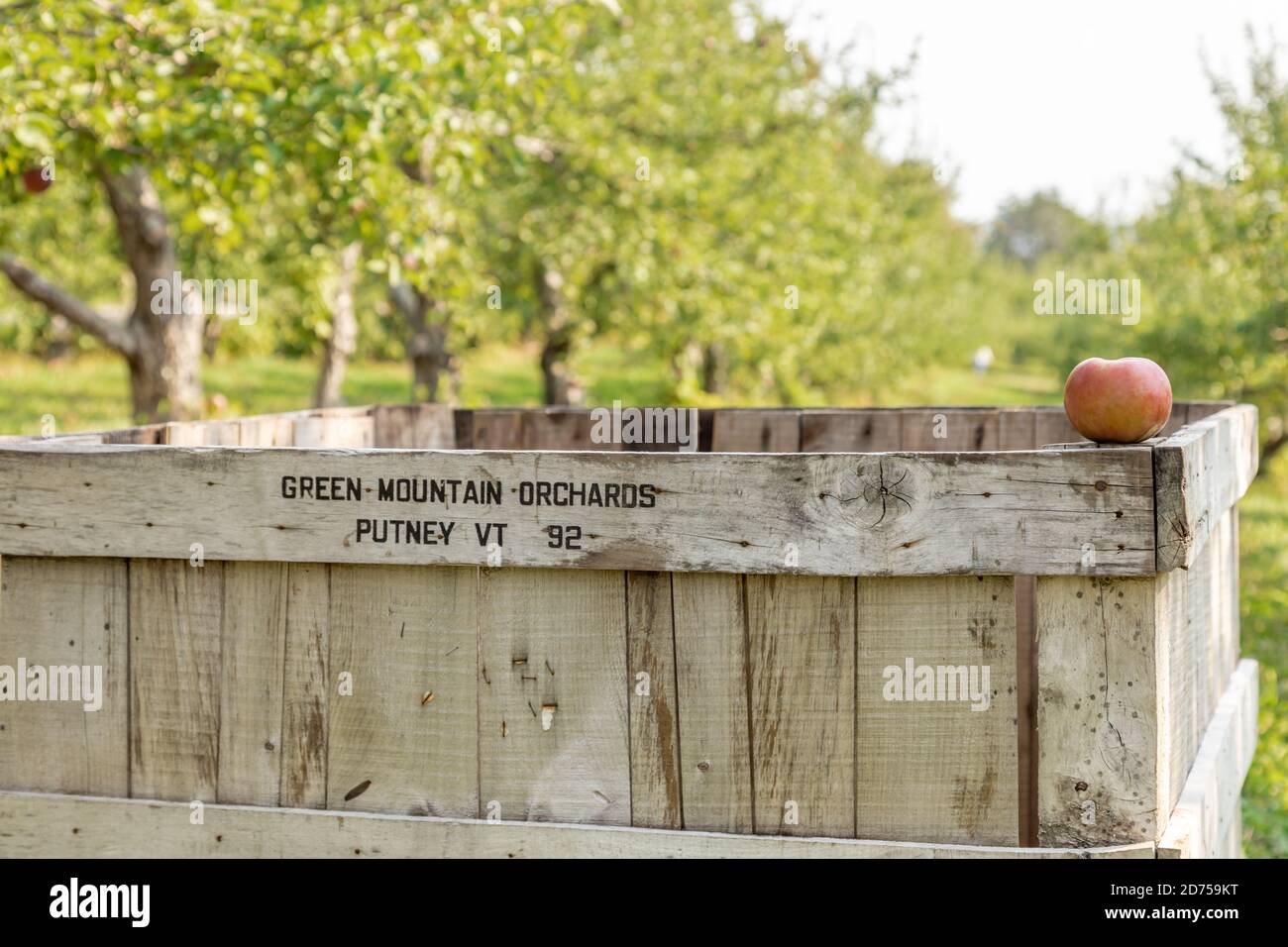 Apple crate hi-res stock photography and images - Alamy