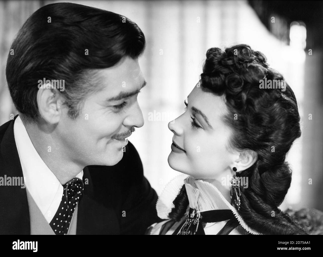 CLARK GABLE and VIVIEN LEIGH in GONE WITH THE WIND 1939 director VICTOR FLEMING novel Margaret ...