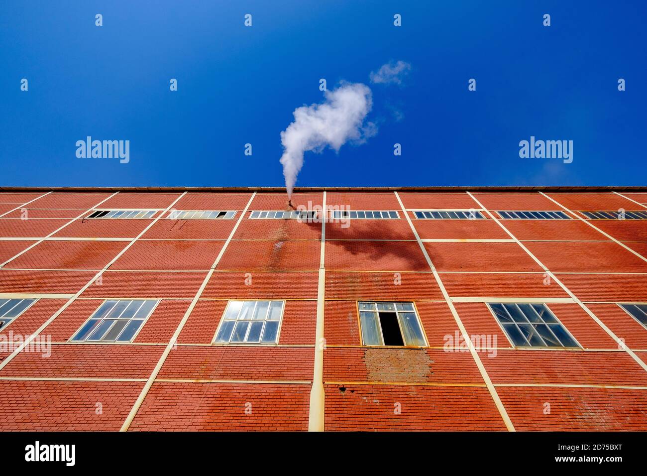 Old factory windows texture hi-res stock photography and images - Alamy