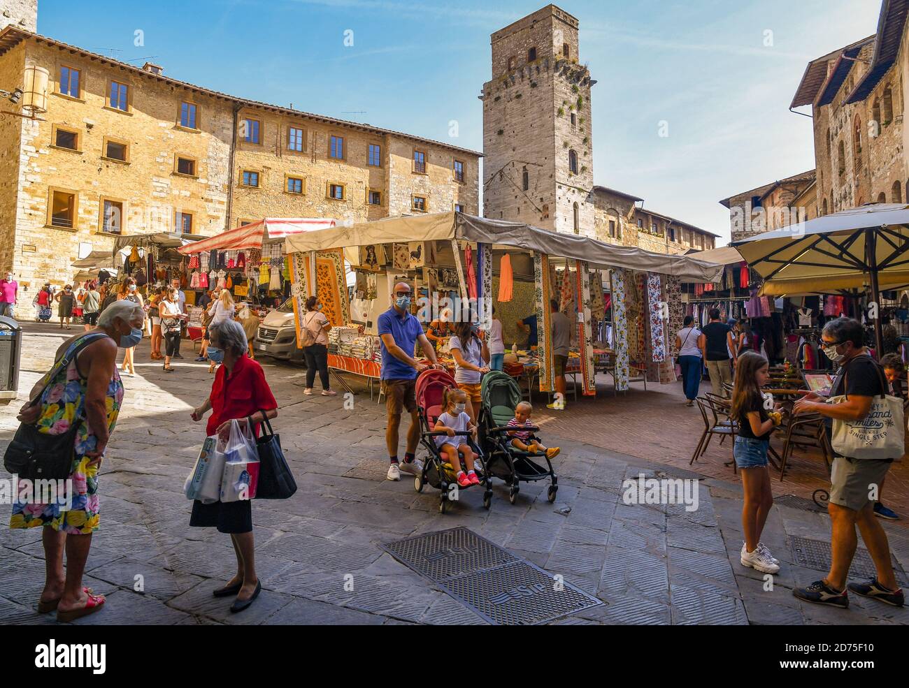 Piazza della Cisterna in the old town of San Gimignano, Unesco W.H ...