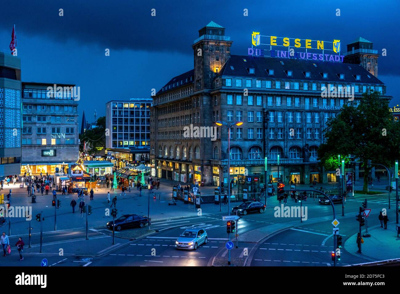 The Willy Brandt Platz in Essen, Kettwiger Strasse, Handelshof, evening ...