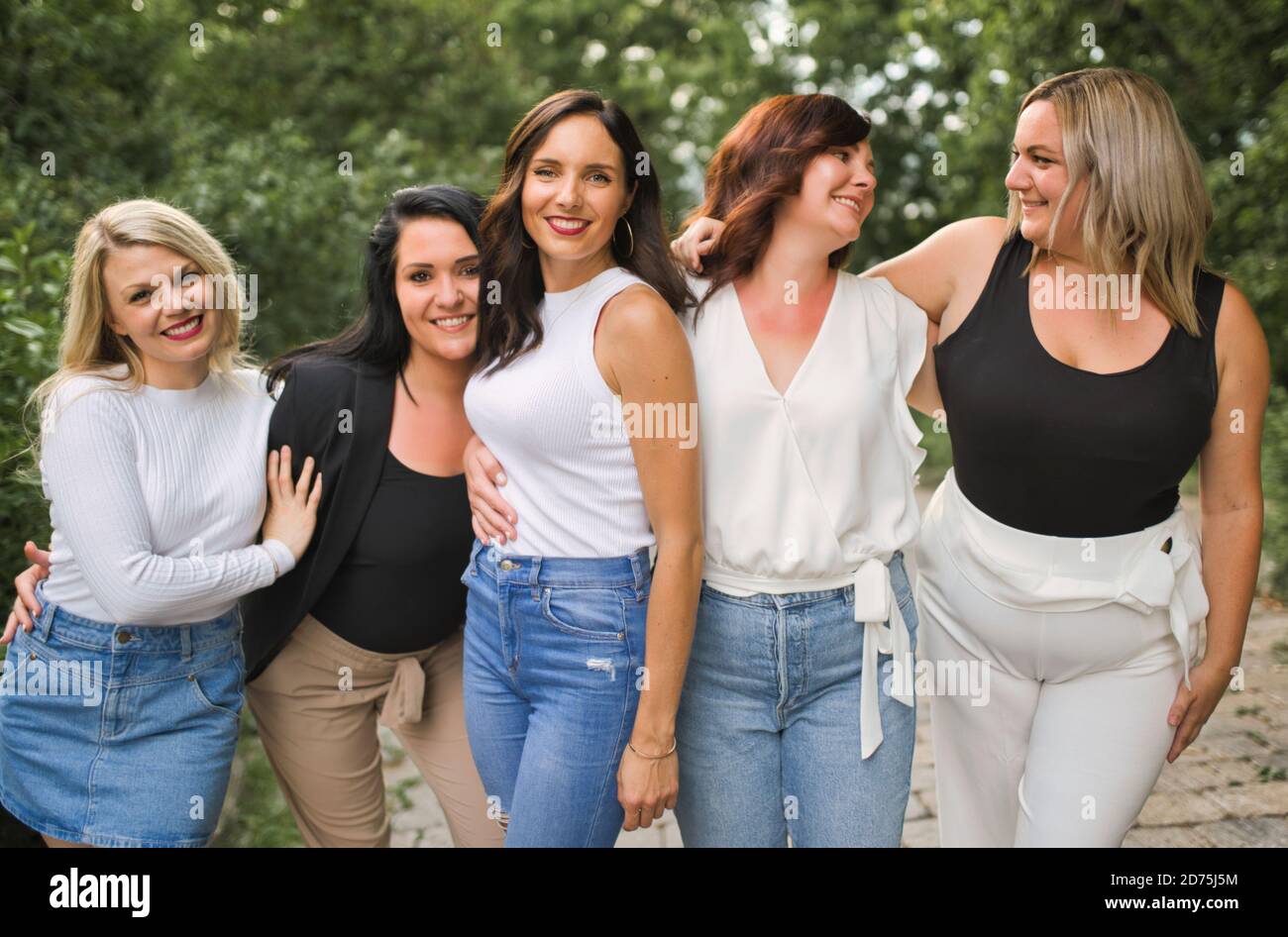 Group college girls on vacation hi-res stock photography and images - Alamy