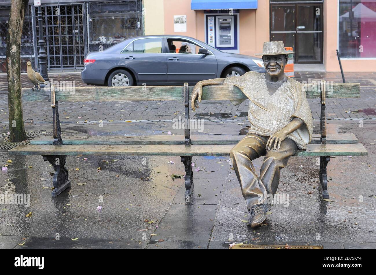 Statue man sitting on bench hi-res stock photography and images - Alamy