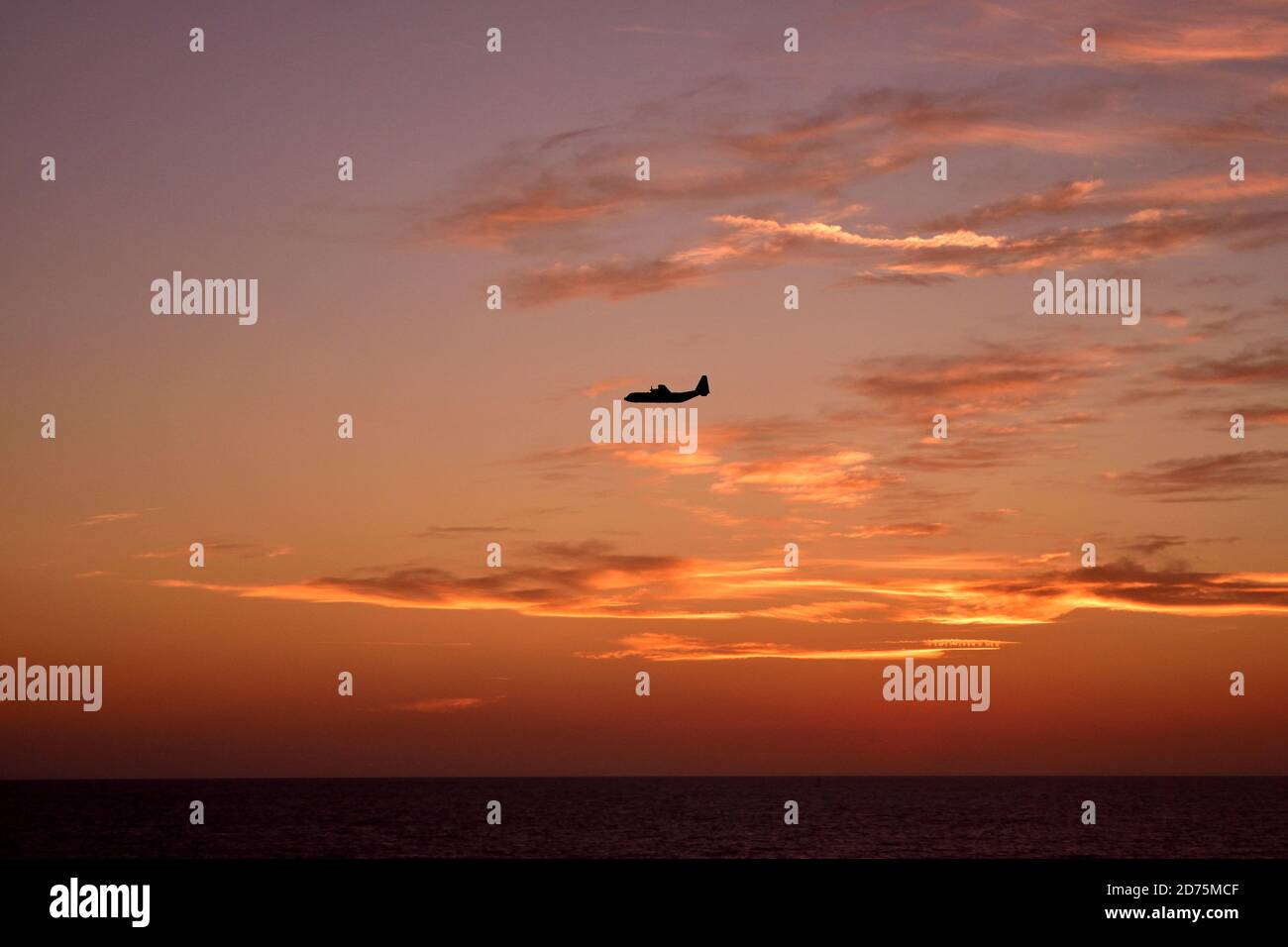 Airplane dusk evening flight sunset wing hi-res stock photography and ...