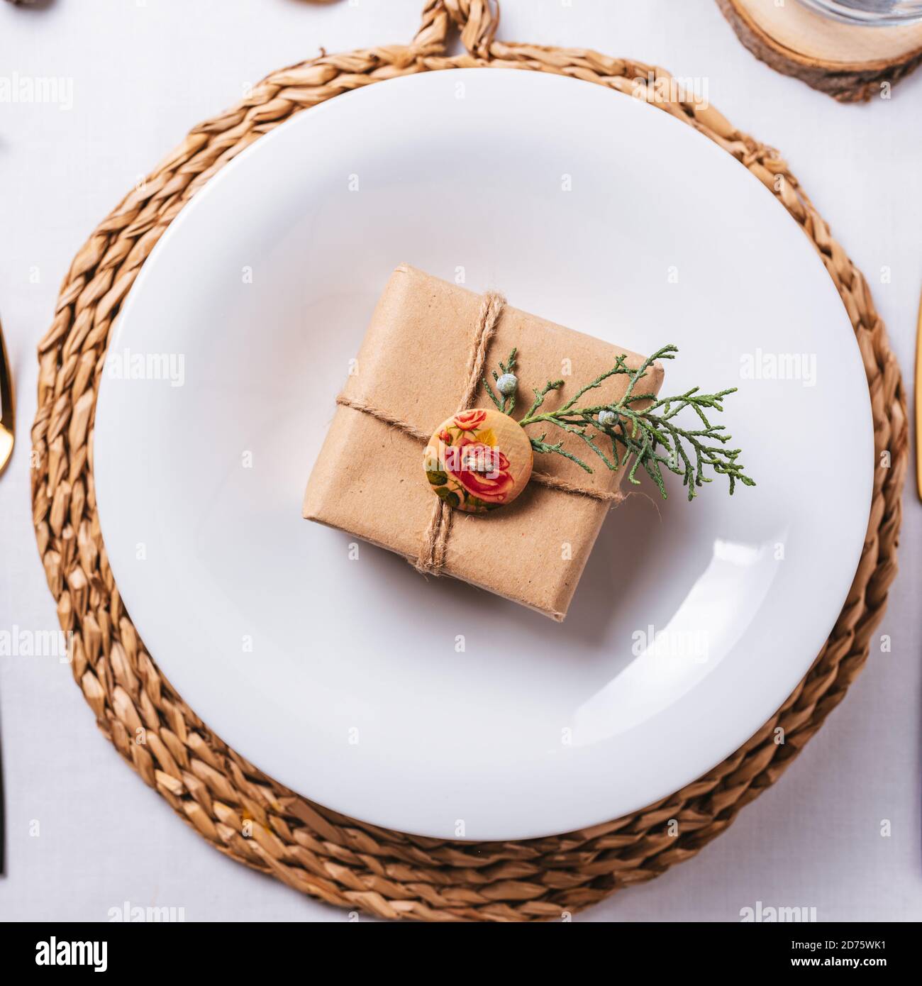 Elegant Christmas place settings with gold and white decoration and ...
