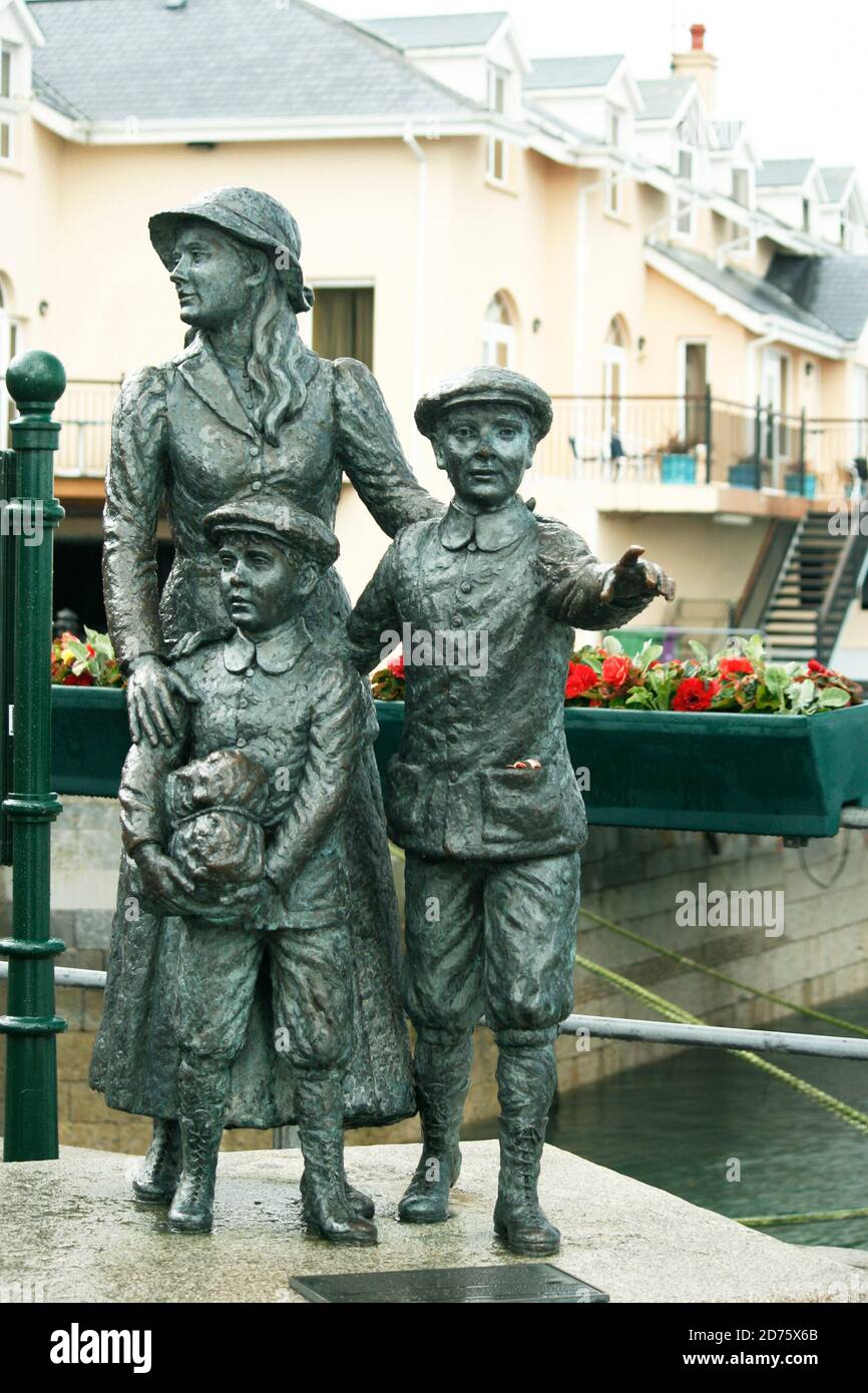 Annie moore statue ellis island hi-res stock photography and images - Alamy