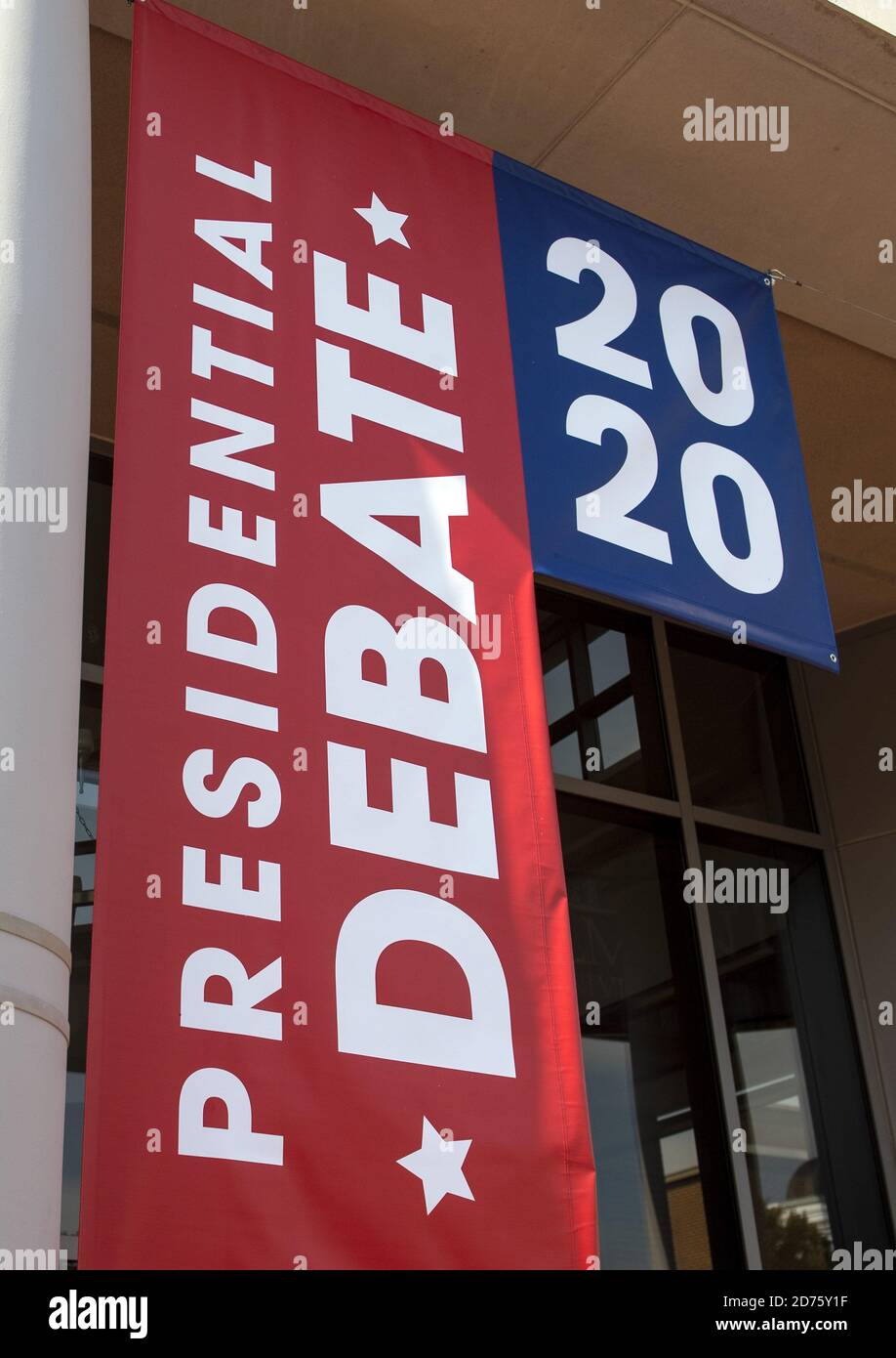 Curb event center hi-res stock photography and images - Alamy