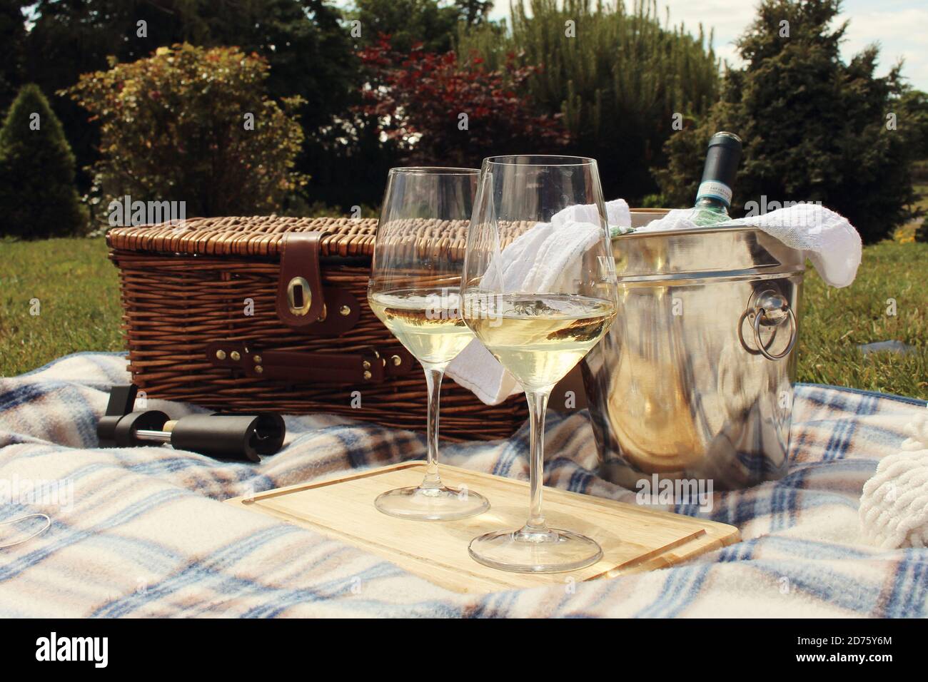 Picnic wine bottle hi-res stock photography and images - Alamy